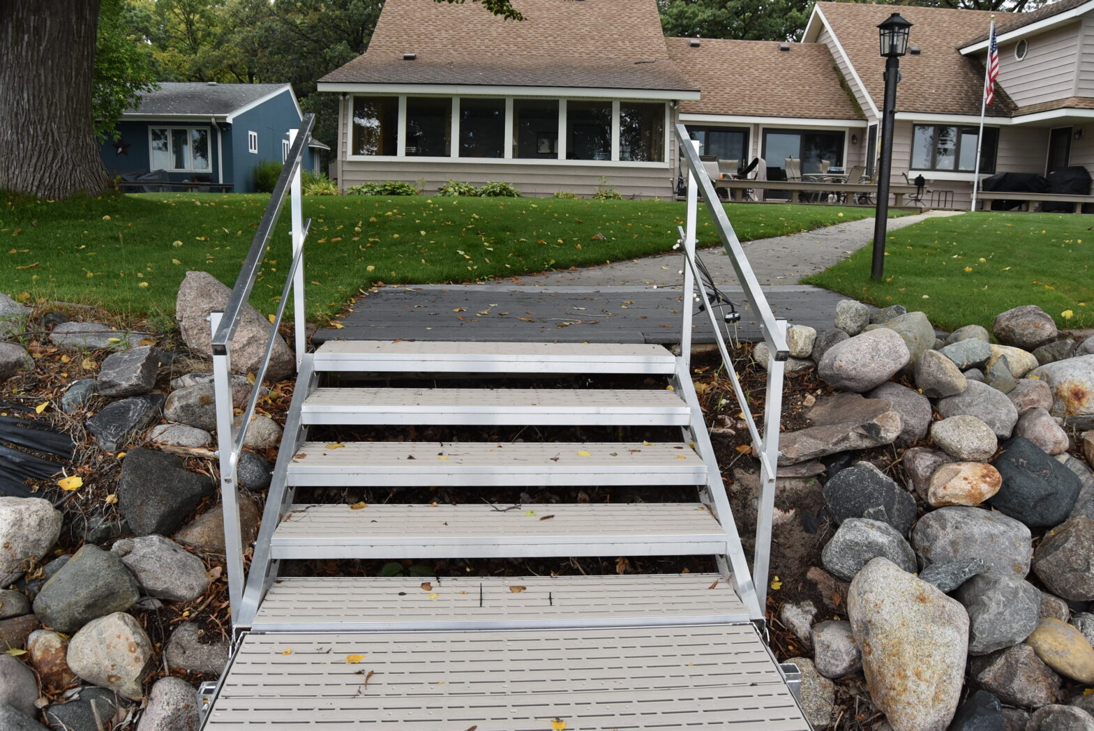 THE BENEFITS OF ARTICULATING STEPS FOR WATERFRONT PROPERTIES – Voyager Dock